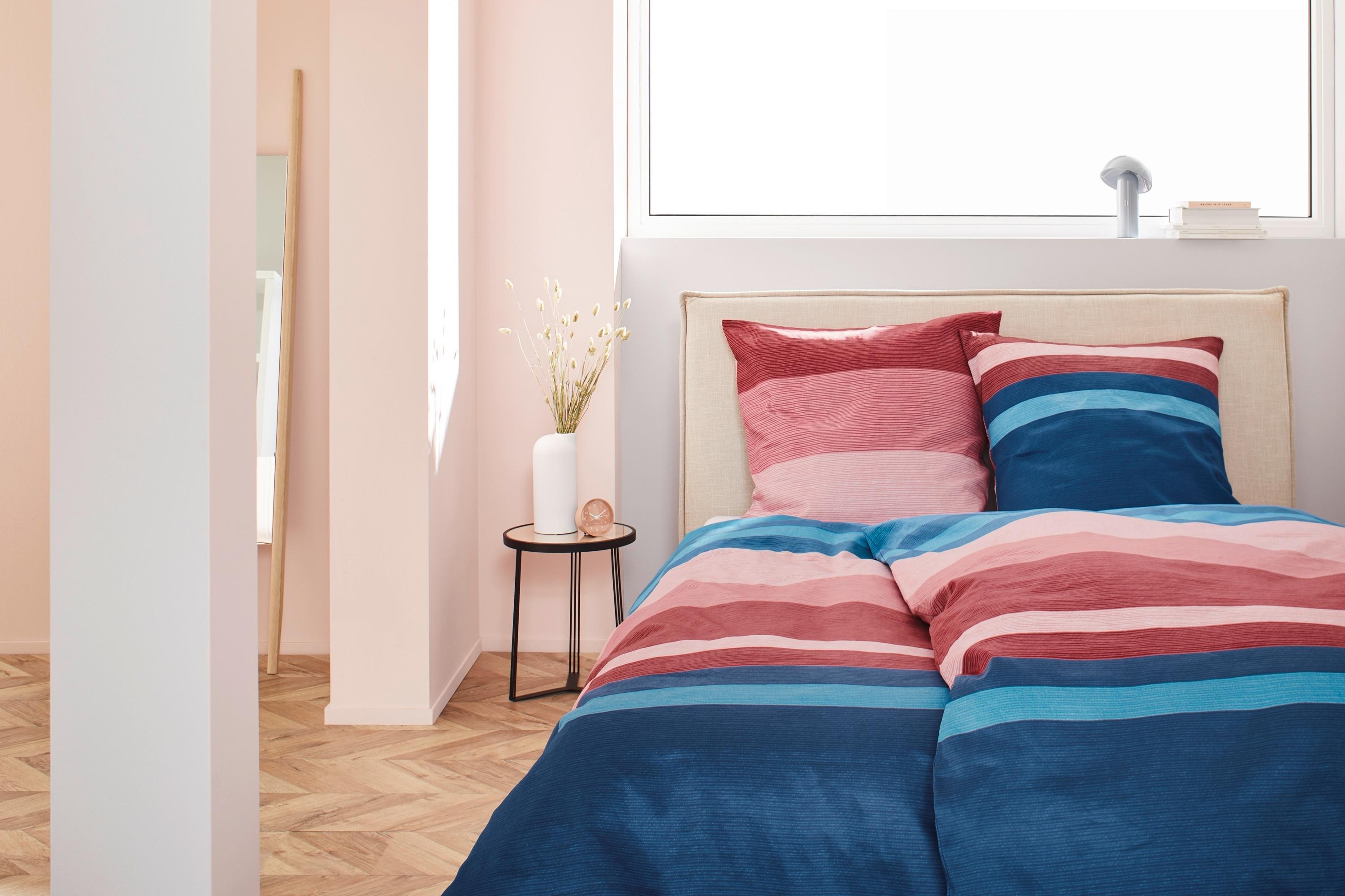 Boxspringbett in Hellgrau und Holzoptik