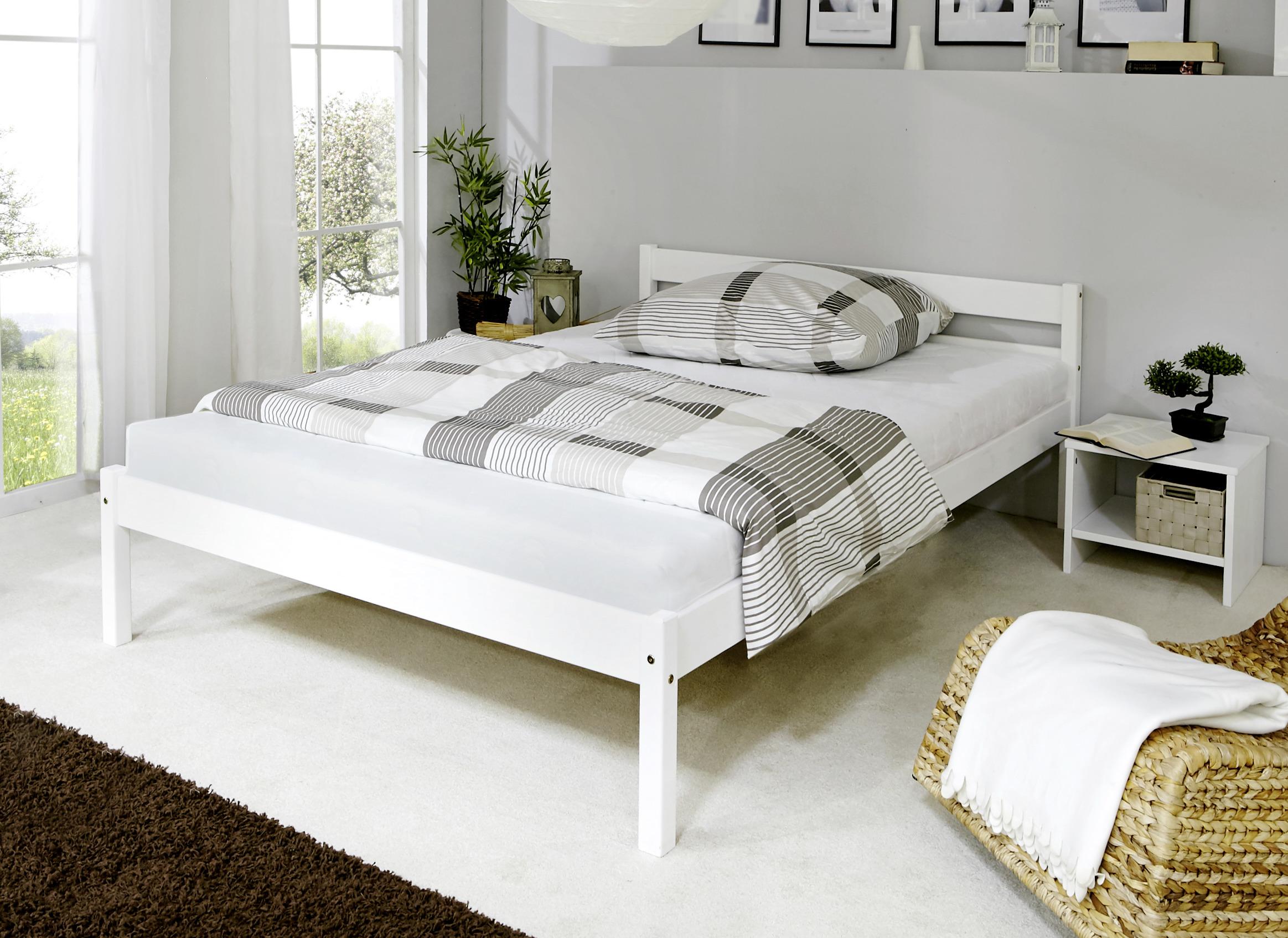 Bett (ca. 140 x 200 cm) aus Massivholz entdecken