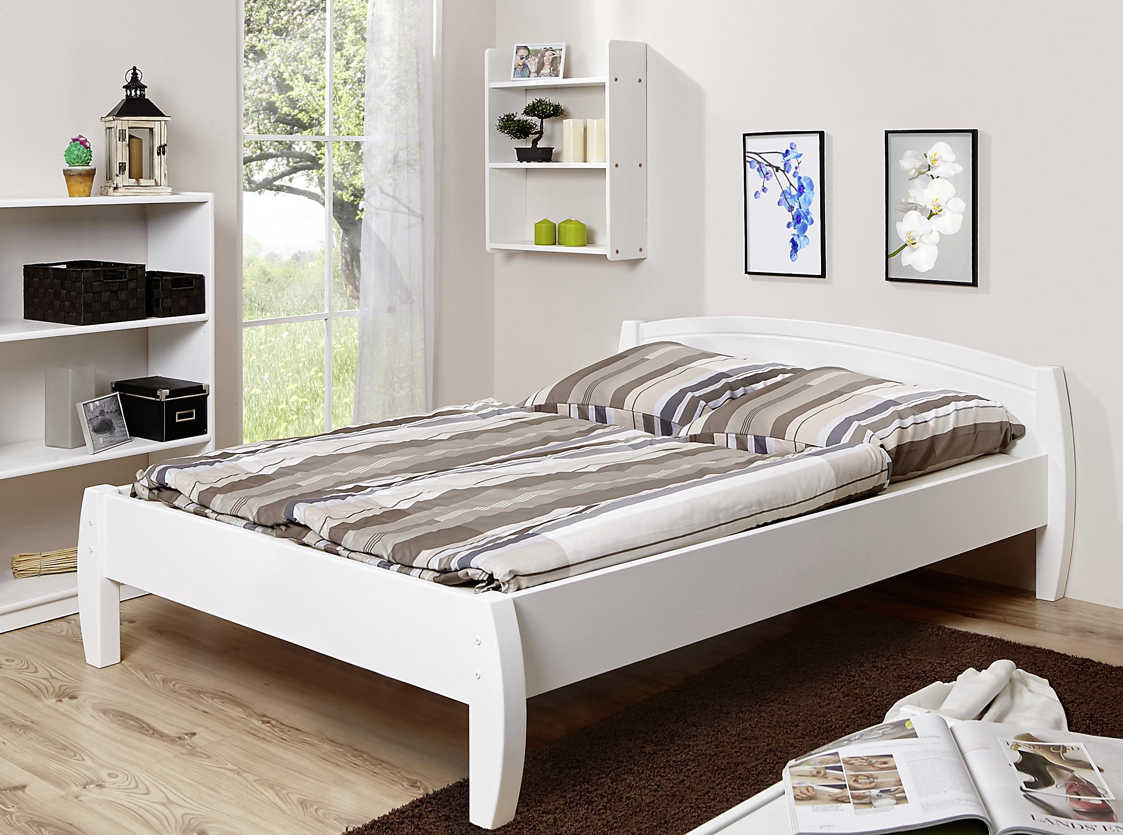 Bett (ca. 140 x 200 cm) aus Massivholz entdecken